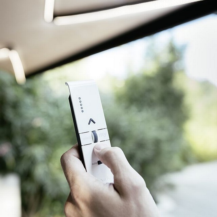 Sunea de Somfy es el motor para toldos más completo con tecnología io ...